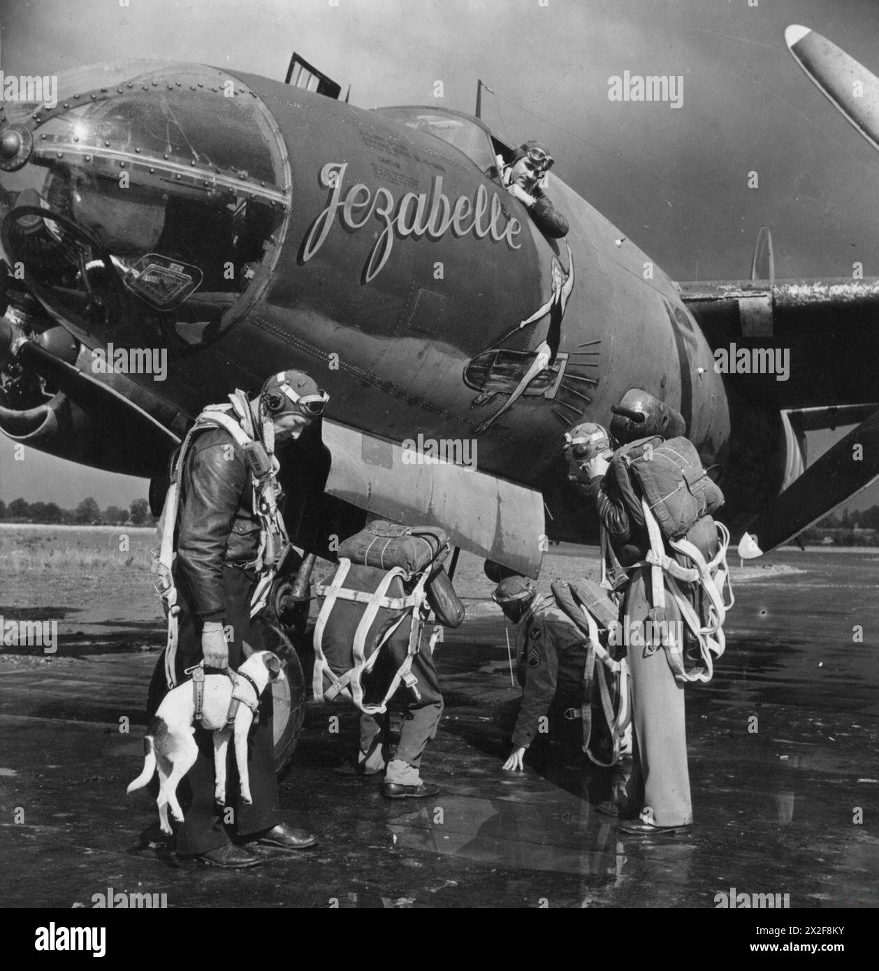 UNITED STATES EIGHTH AIR FORCE IN BRITAIN, 1942-1945 - A bomber crew ...