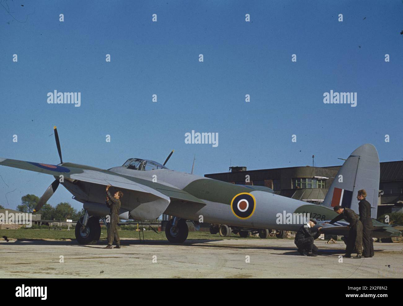 BUILDING MOSQUITO AIRCRAFT AT THE DE HAVILLAND FACTORY IN HATFIELD ...