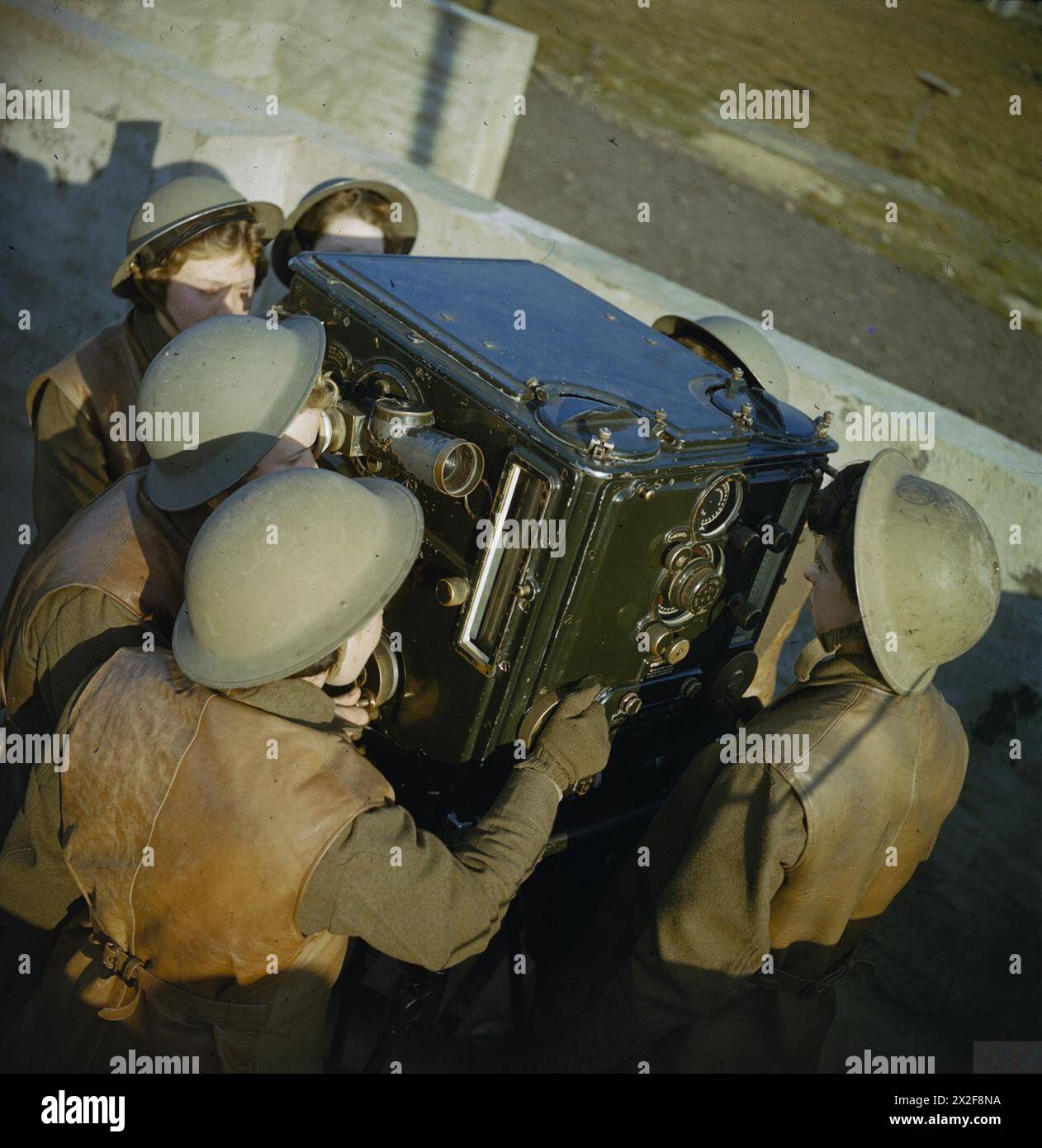 THE AUXILIARY TERRITORIAL SERVICE AT AN ANTI-AIRCRAFT GUN SITE IN ...