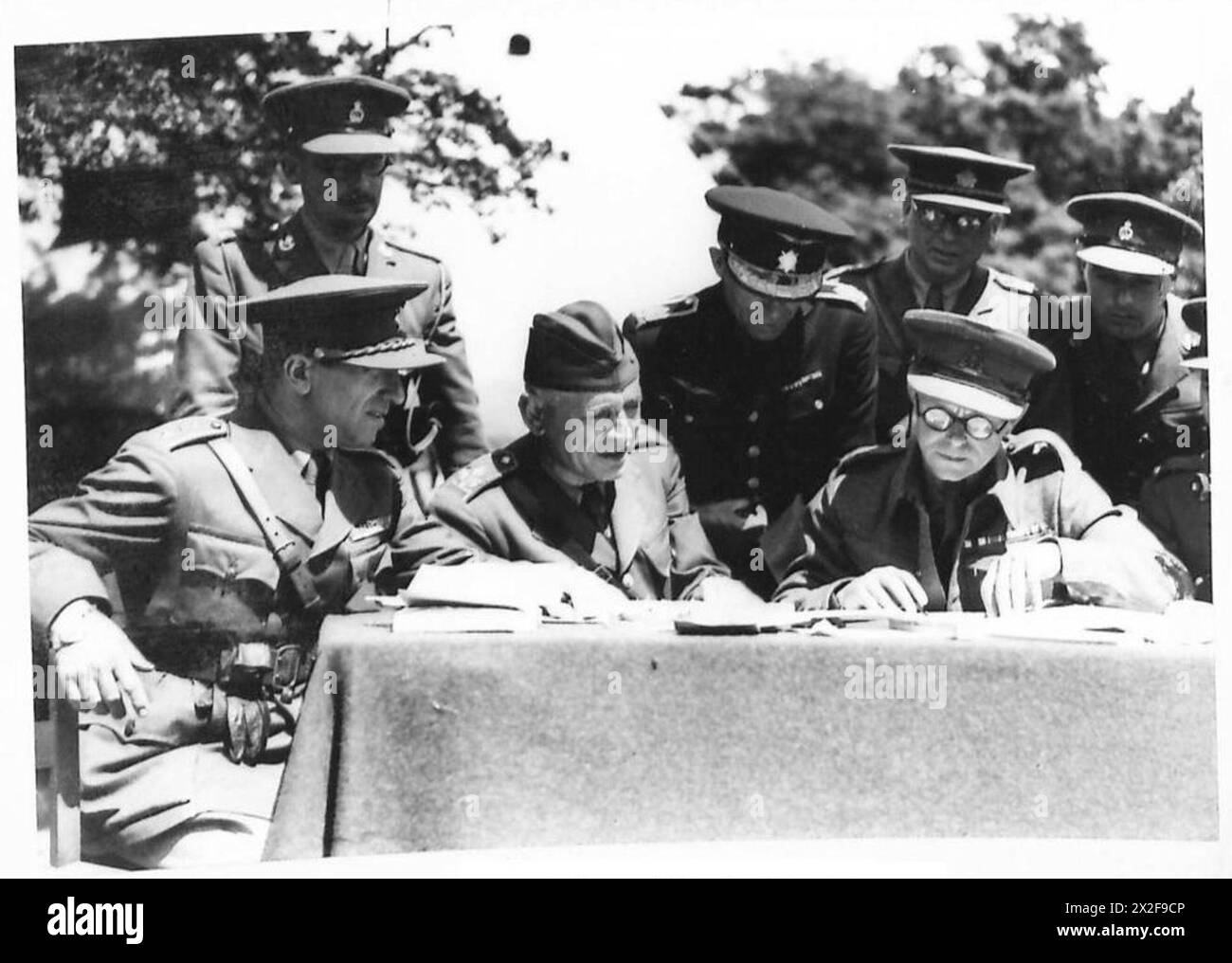 Czechoslovakian soldiers arrive in England while British and Czech ...