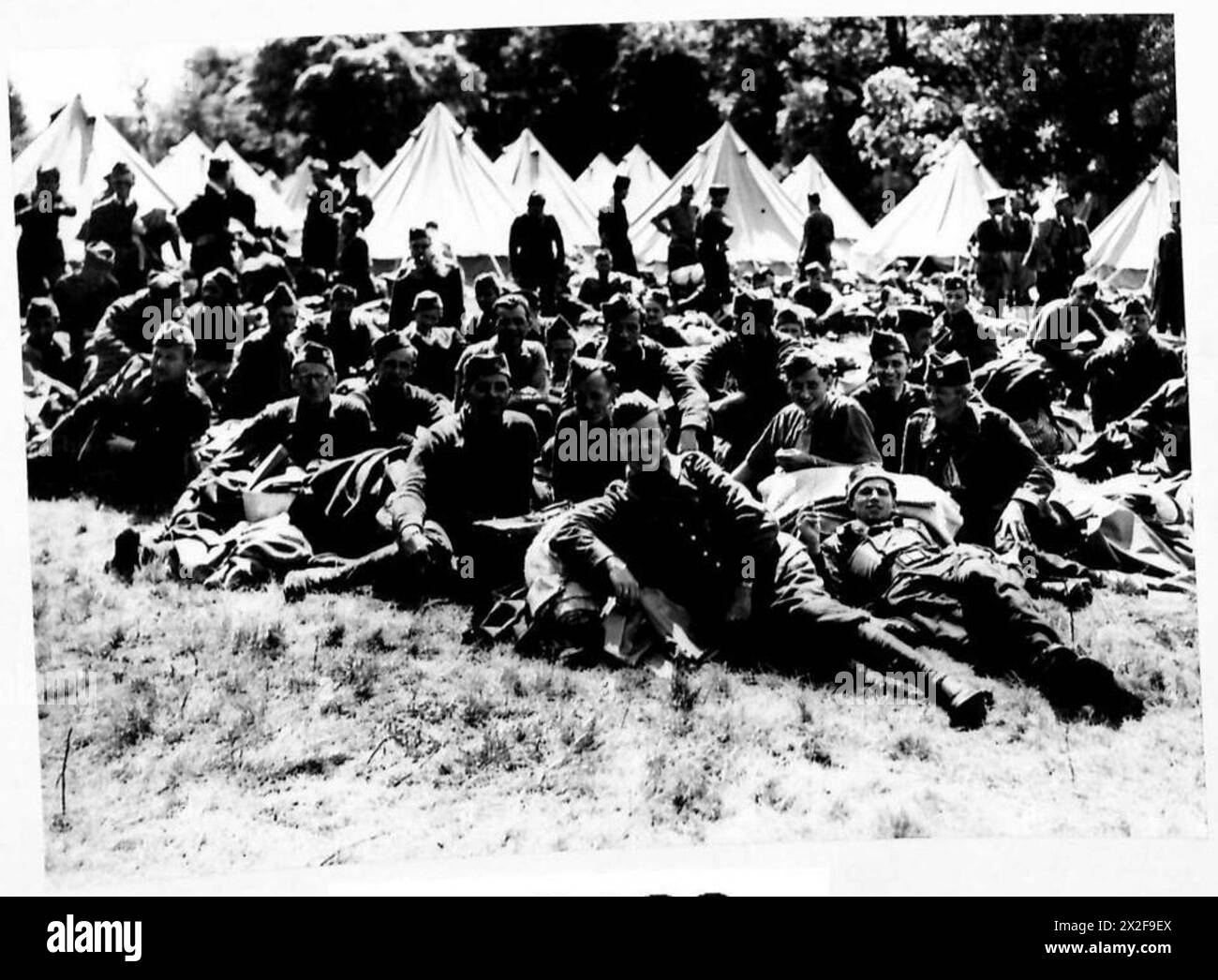 World war ii allied soldiers at rest Black and White Stock Photos ...