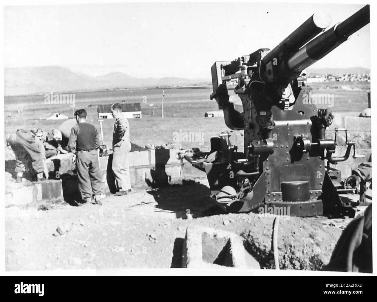 BRITISH AND CANADIAN TROOPS IN ICELAND - Anti-aircraft gunners in ...