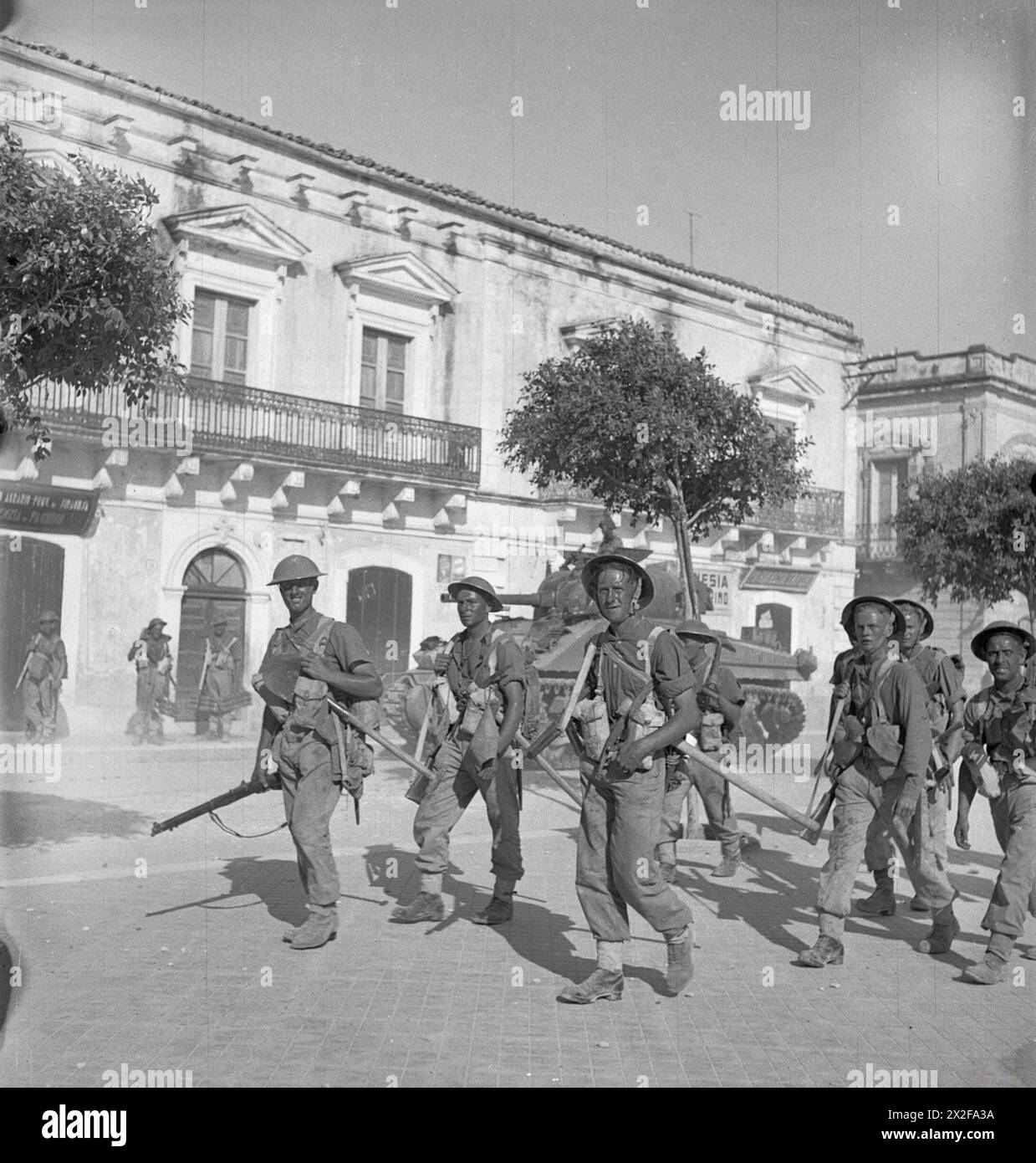 THE CAMPAIGN IN SICILY, 1943 - British troops advance through Pachino ...
