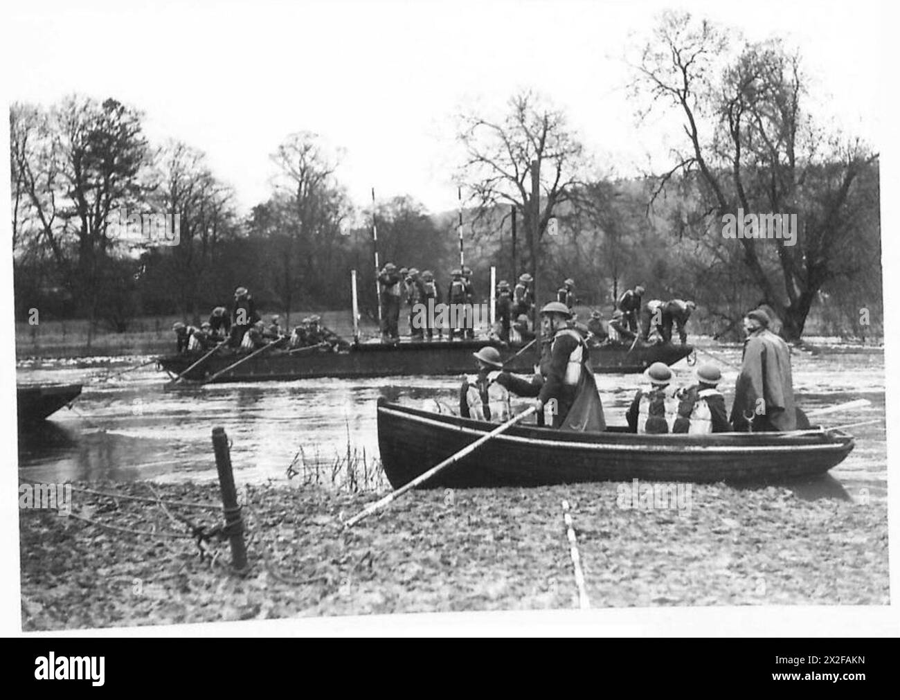 ROYAL ENGINEERS PONTOON BRIDGING, READING - Manoeuvring the pontoons ...