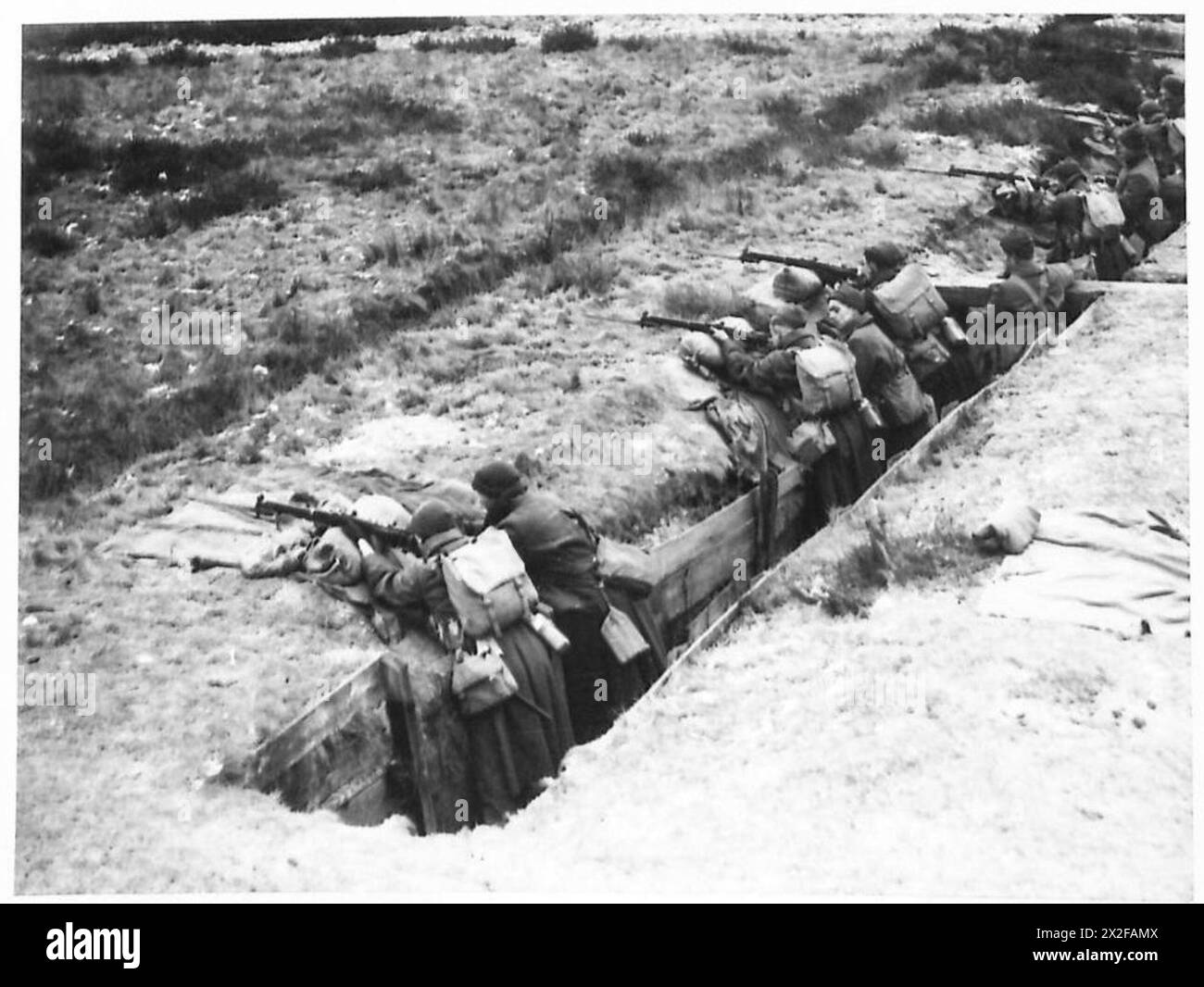 Canadian soldiers conduct rifle hi-res stock photography and images - Alamy