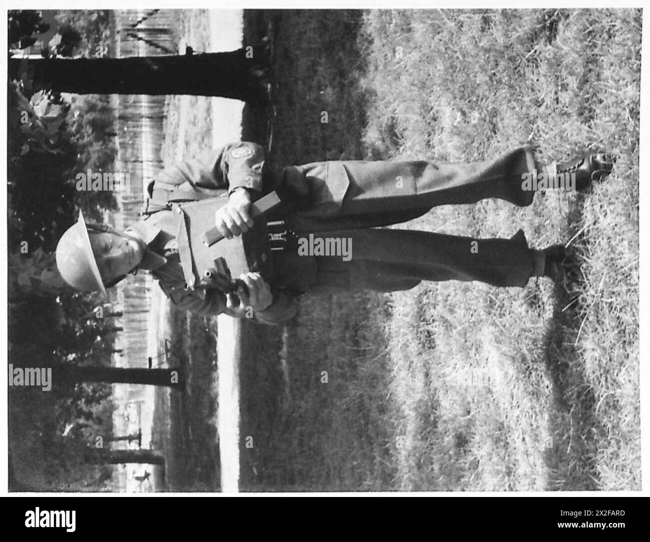 STEN GUN : (MILITARY TRAINING PICTURES) - Wrong way to load magazine ...