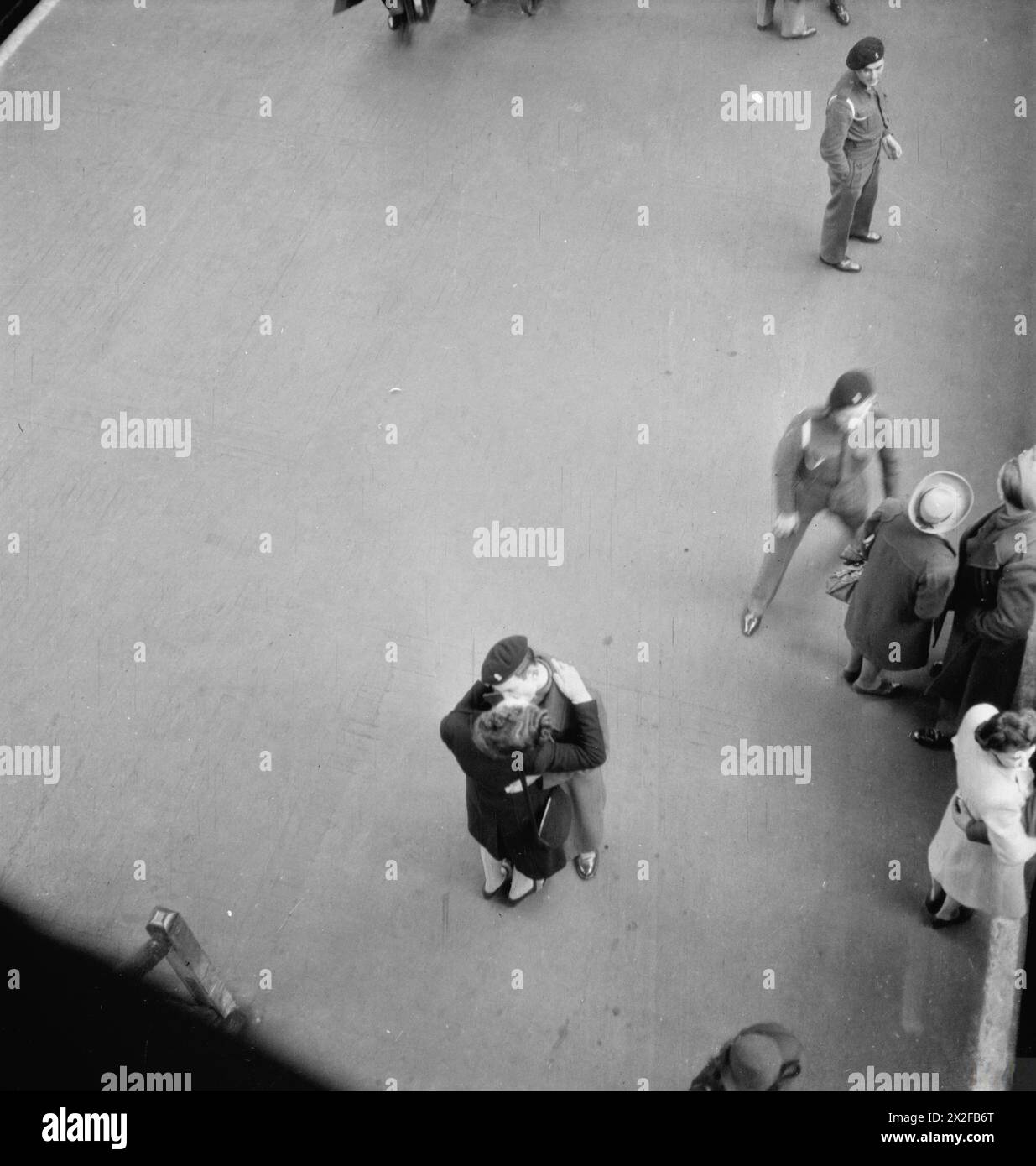 BRITISH RAILWAYS IN WARTIME - BRIDGE OF GOODBYES - Platform goodbye ...