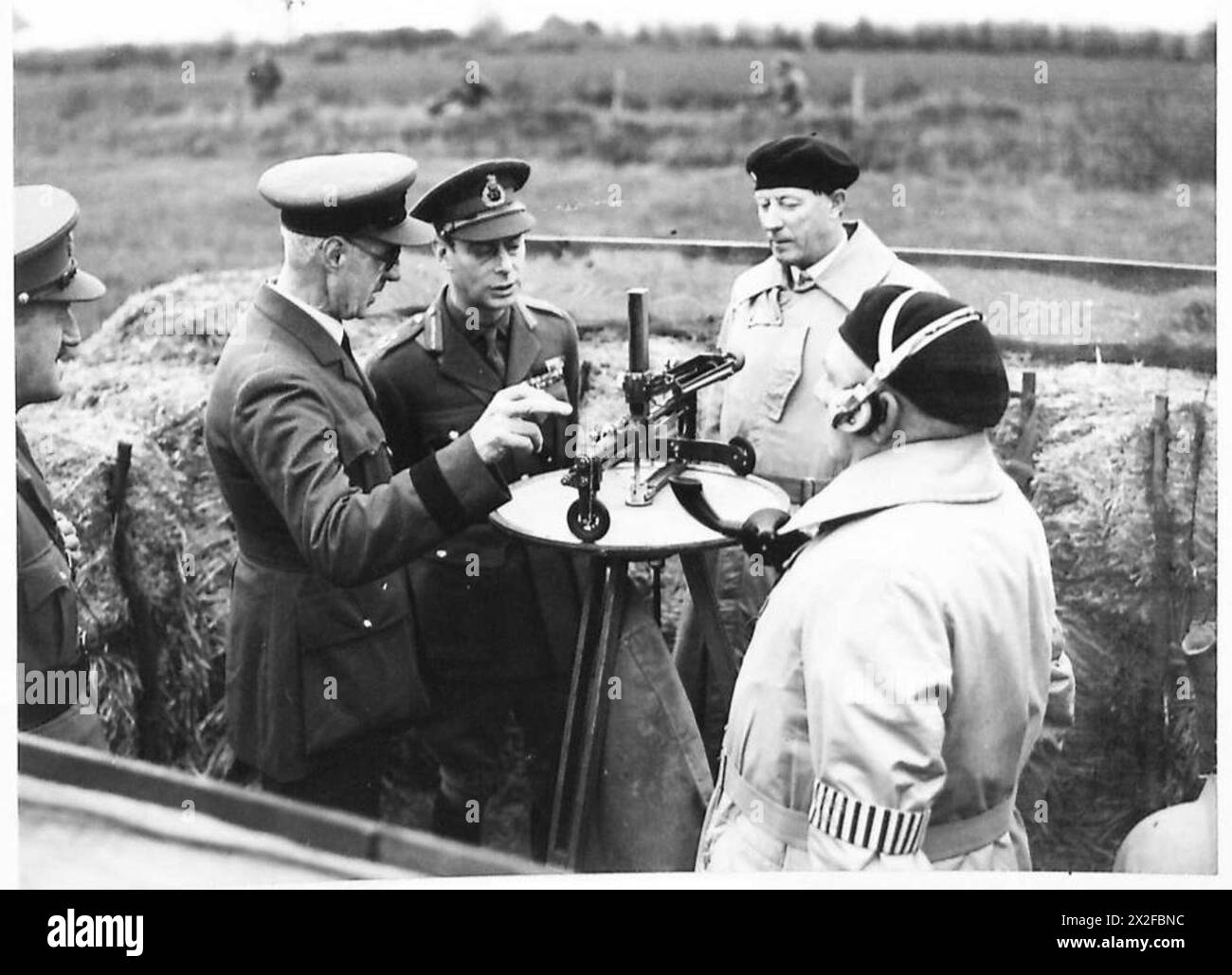 THE KING WITH THE OBSERVER CORPS - An officer of the Observer Corps ...