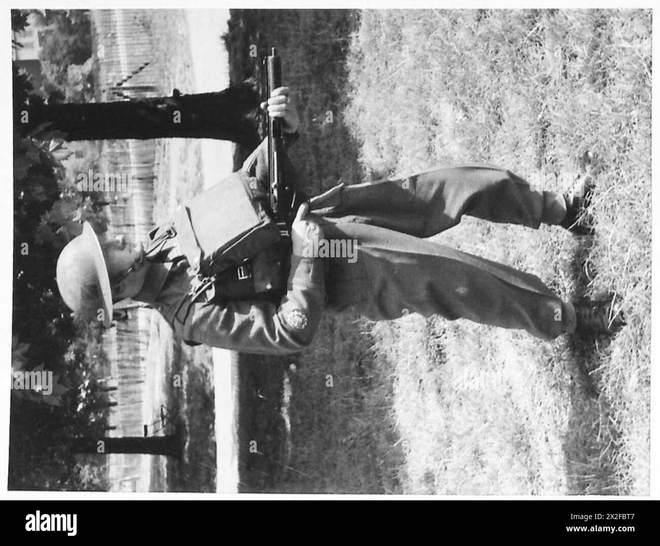 STEN GUN : (MILITARY TRAINING PICTURES) - Right way of holding Sten Gun ...