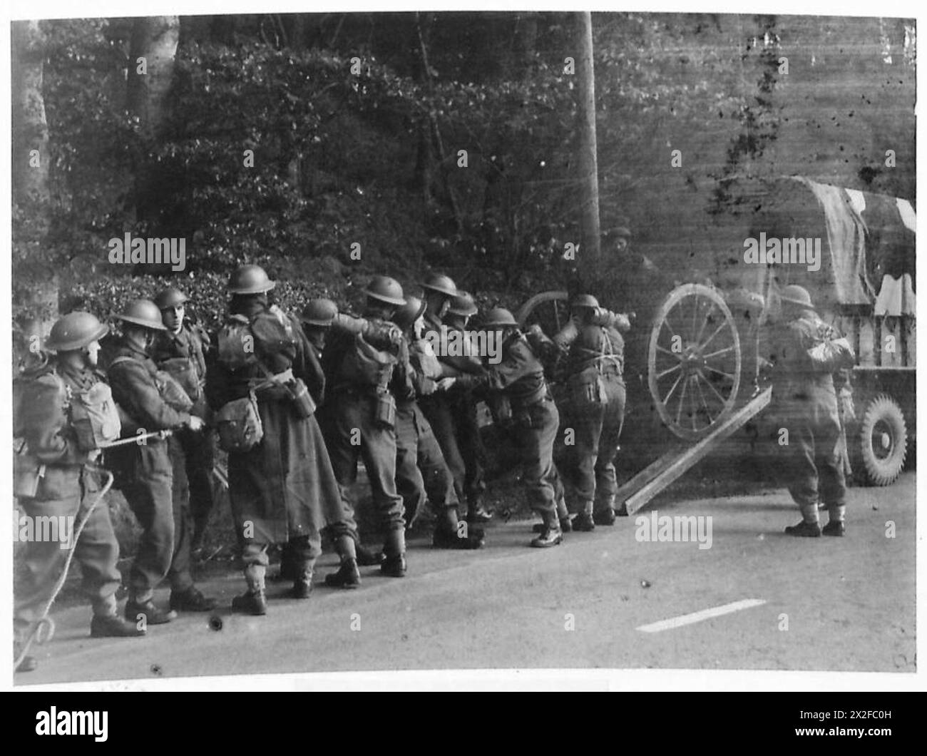 DIVISIONAL TRAINING IN SCOTLAND - Artillerymen unloading their field ...