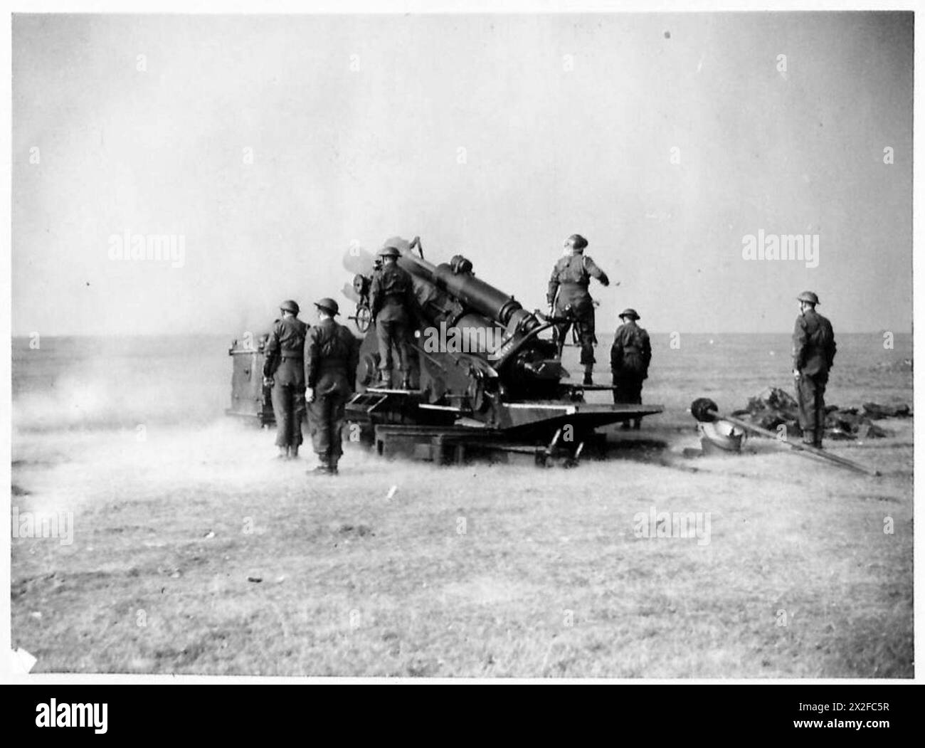 THE BIG GUNS SPEAK - A remarkable picture of the Howitzer firing ...