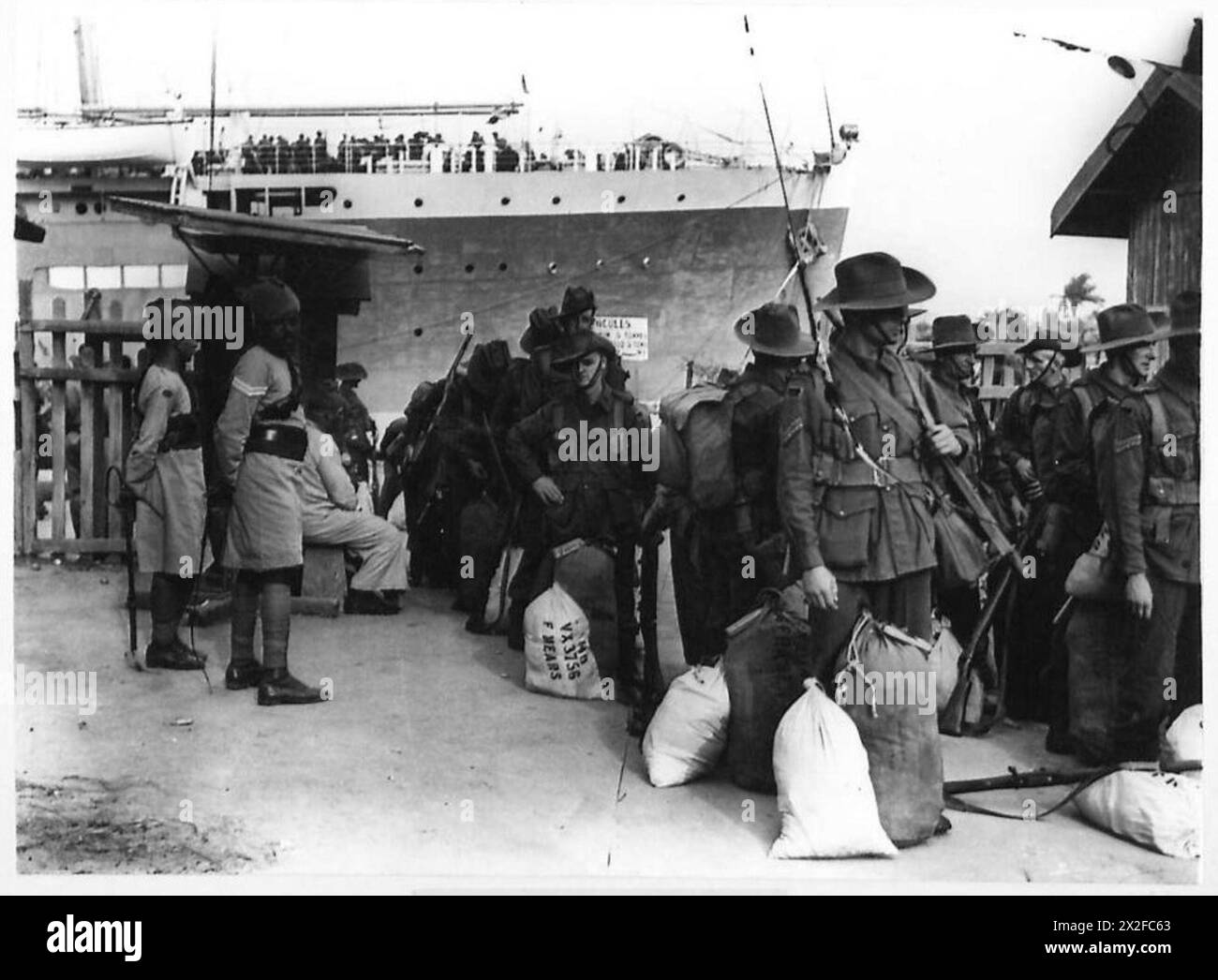 THE SECOND CONTINGENT OF THE SECOND AUSTRALIAN IMPERIAL FORCE ARRIVES ...