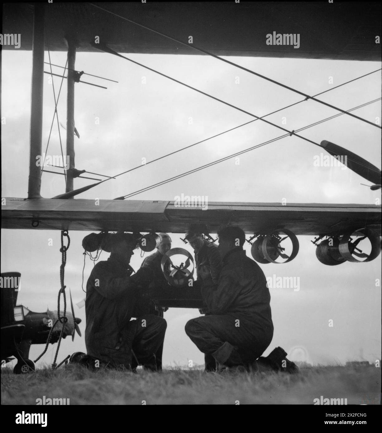 ROYAL AIR FORCE COASTAL COMMAND, 1939-1945. - Ground crew load 250-lb ...