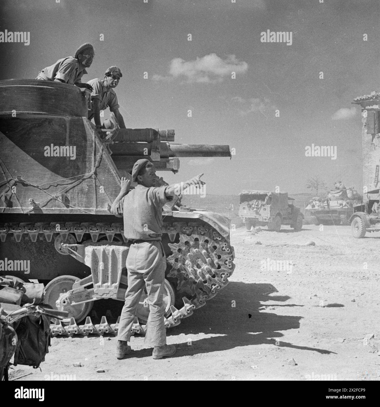 THE BRITISH ARMY IN ITALY 1944 - A Priest 105mm self-propelled gun crew ...