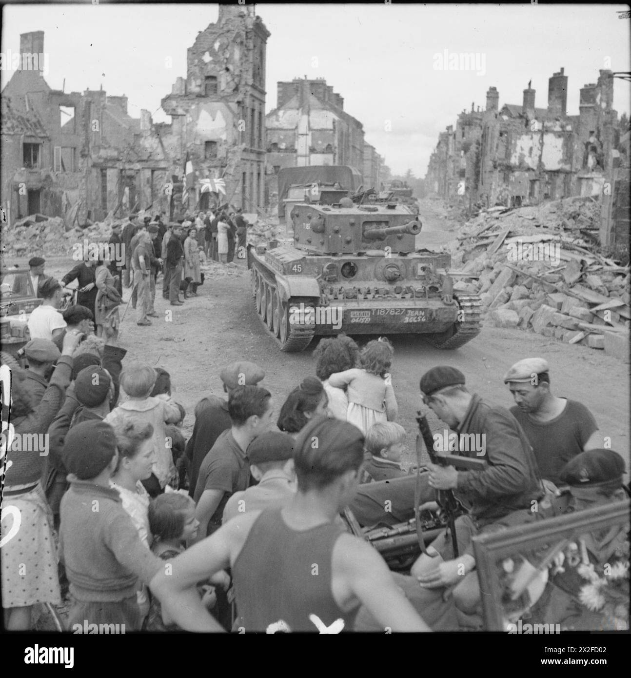 THE BRITISH ARMY IN THE NORMANDY CAMPAIGN 1944 - Cromwell tanks of 2nd ...