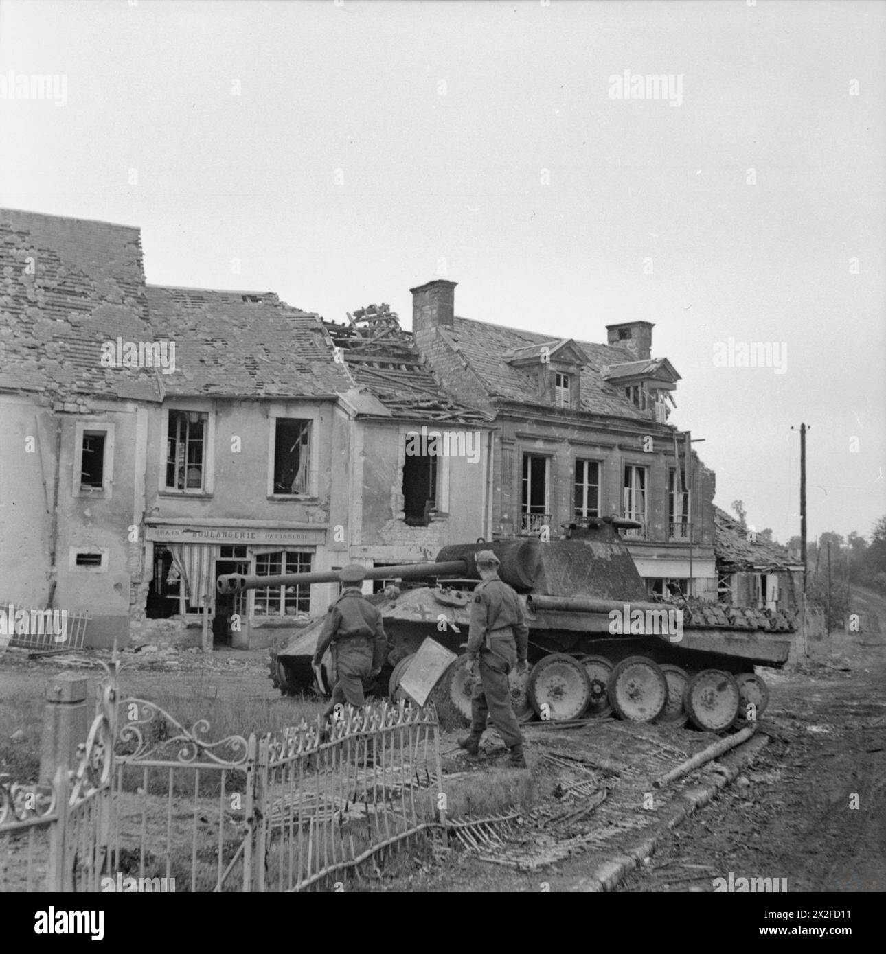 THE BRITISH ARMY IN NORMANDY 1944 - A knocked-out German Panther tank ...