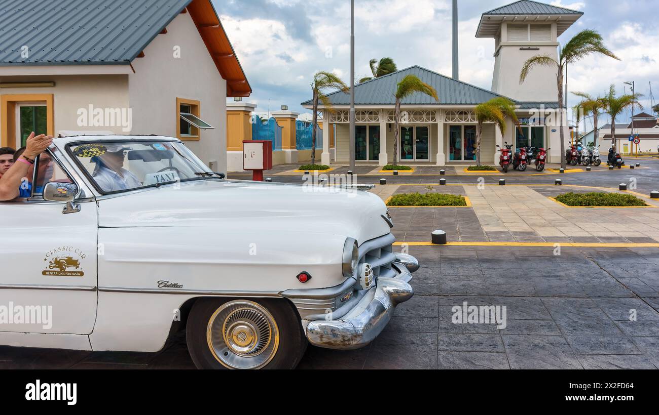 Cadillac convertible and people hi-res stock photography and images - Alamy