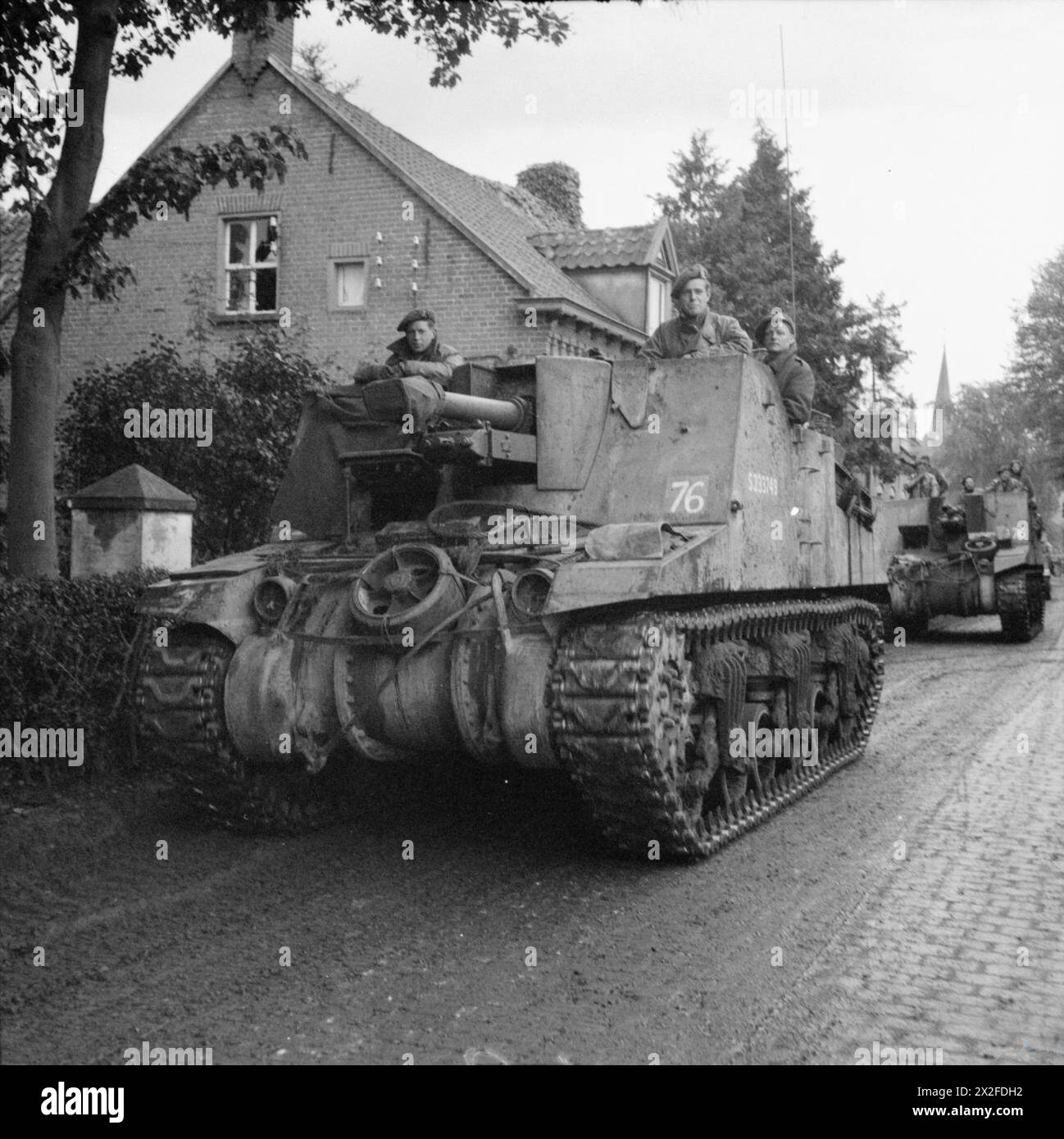 Sexton 25-pounder self-propelled guns of the 11th Armoured Division ...