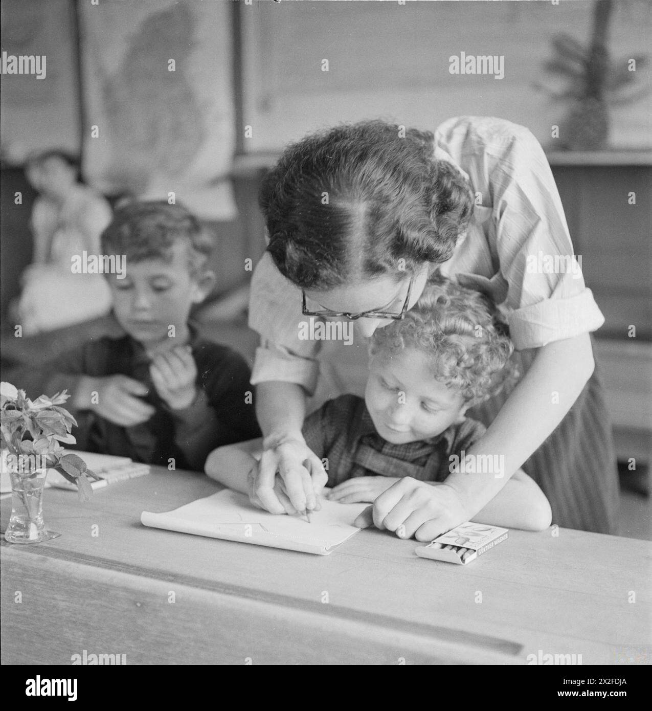 Holocaust teacher teaching children hi-res stock photography and images ...