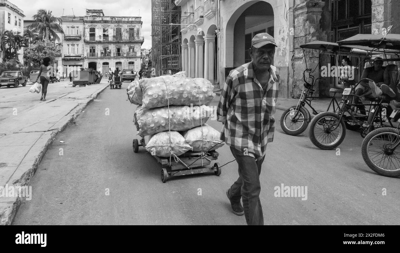Man pulling cart hi-res stock photography and images - Alamy