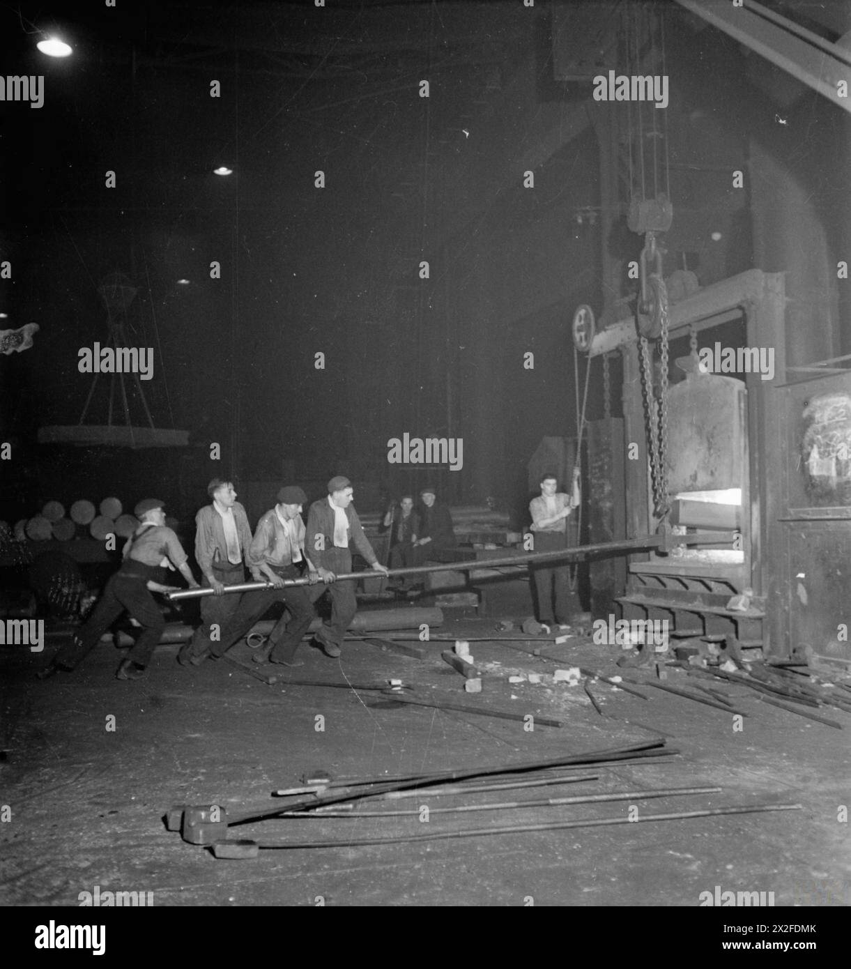 BIRTH OF A GUN: THE PRODUCTION OF A 25 POUNDER FIELD GUN, 1942 - Men at ...