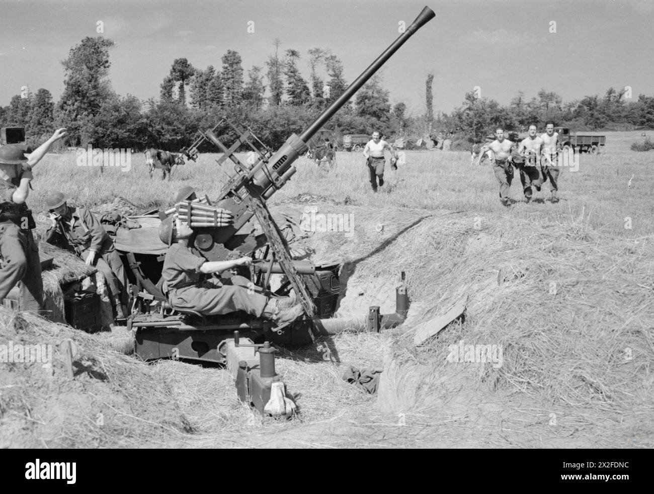 Bofors anti aircraft gun crew hi-res stock photography and images - Alamy