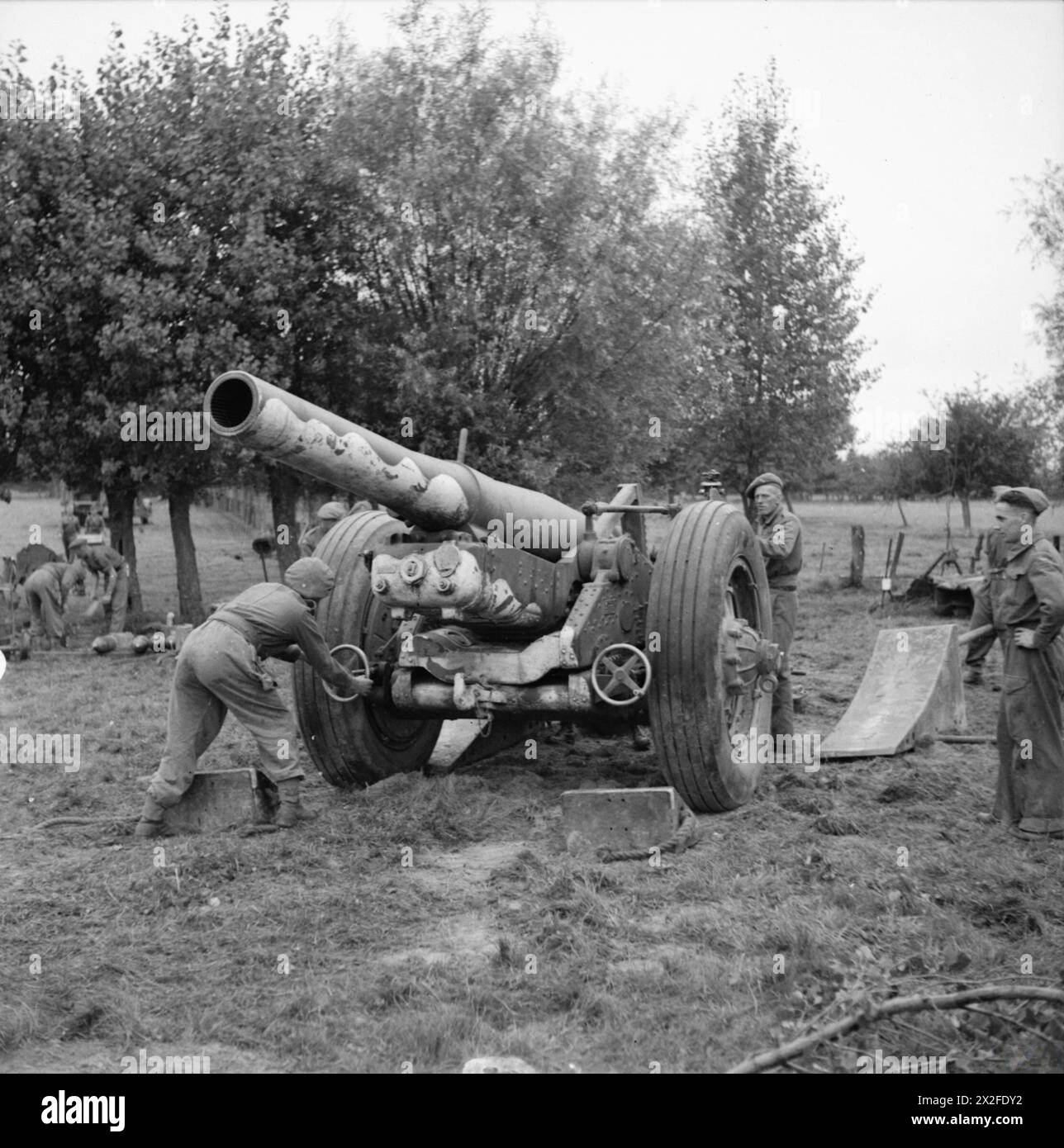 THE BRITISH ARMY IN NORTH-WEST EUROPE 1944-1945 - 7.2-inch howitzer of ...