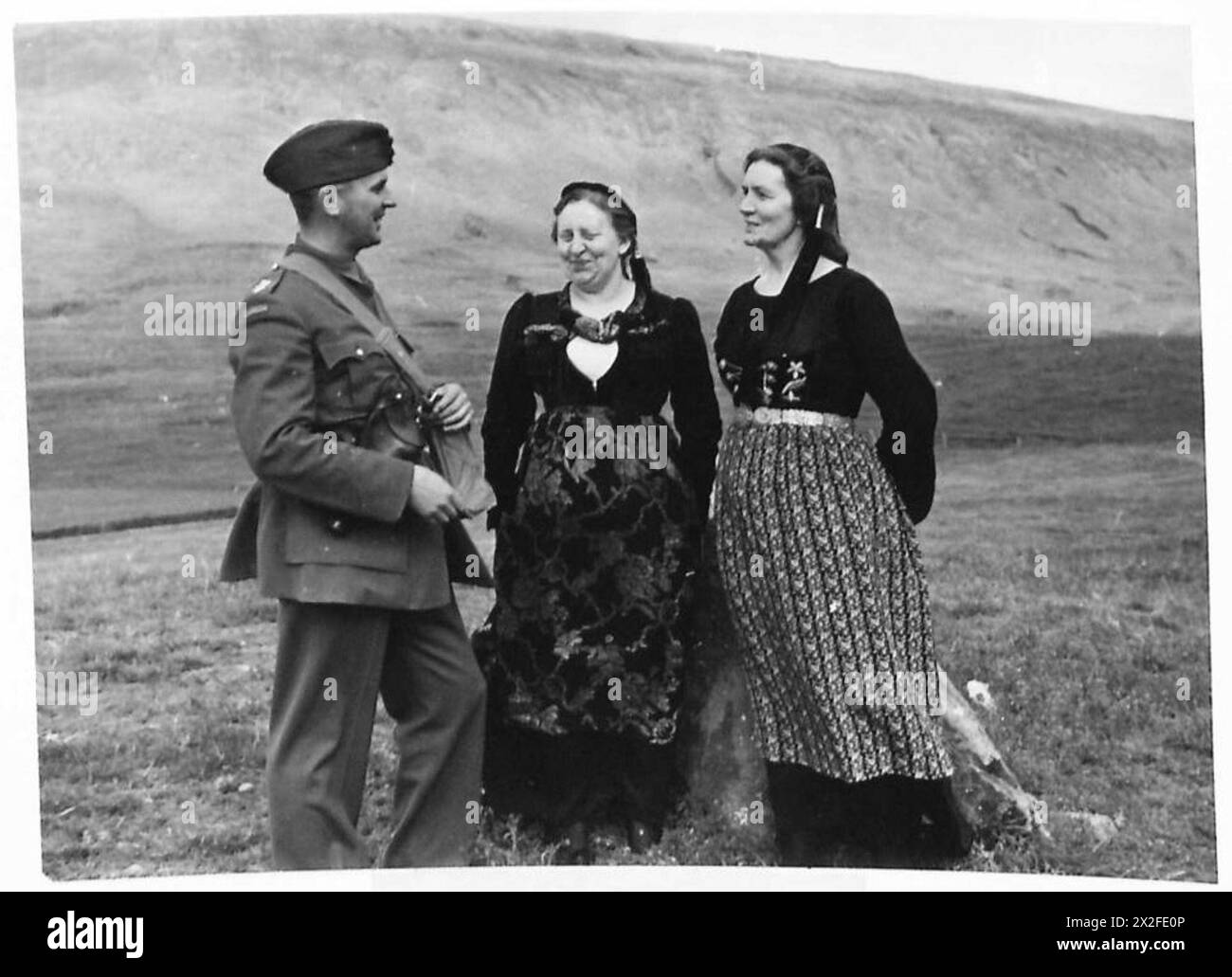 BRITISH AND CANADIAN TROOPS IN ICELAND - A Canadian officer chatting ...