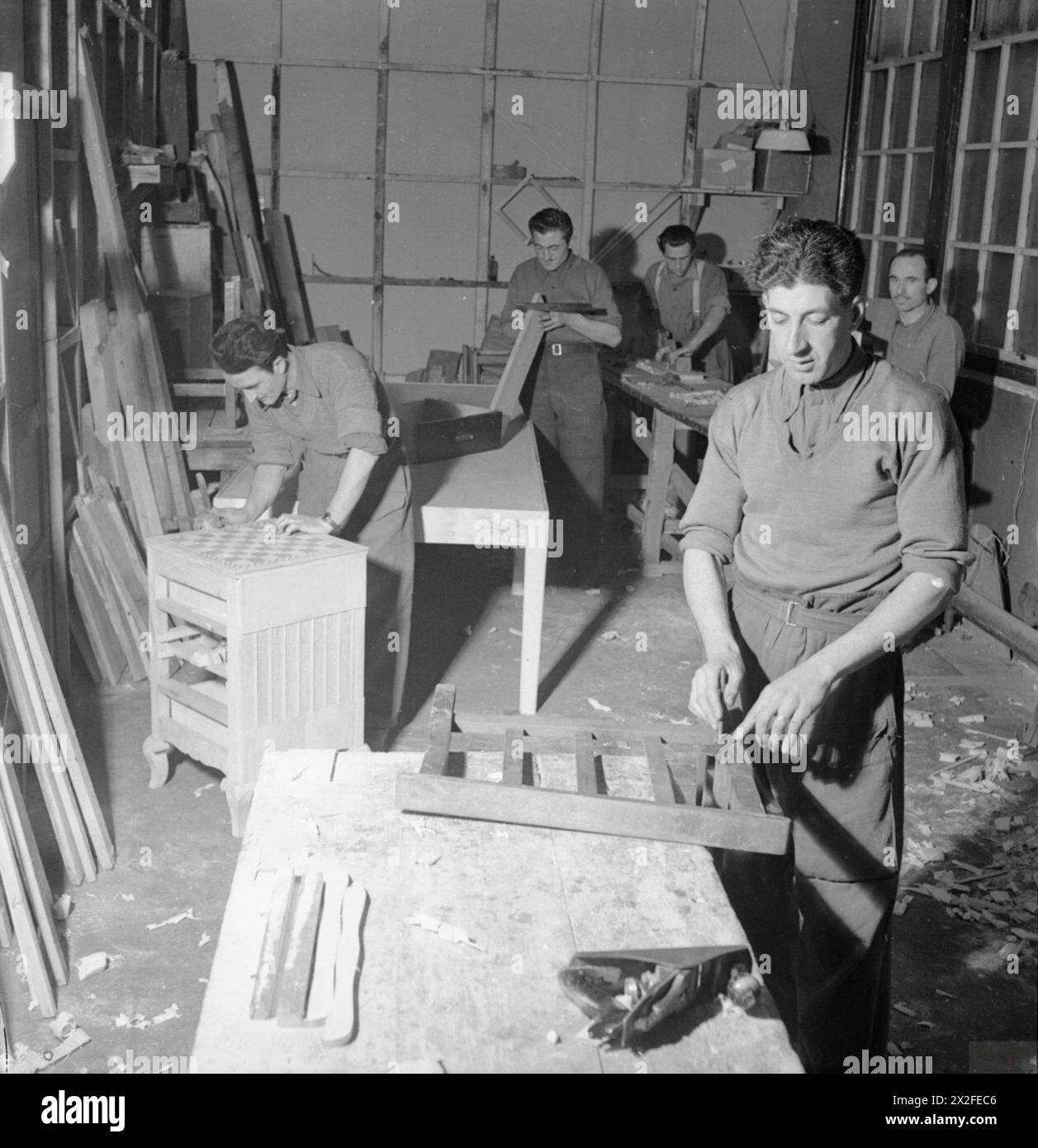 Italian prisoners of war at the N.144 camp near London work as ...