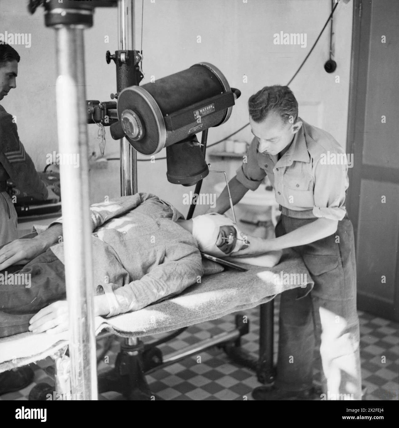 THE BRITISH ARMY IN NORTH AFRICA 1943 - A soldier undergoing an X-ray ...