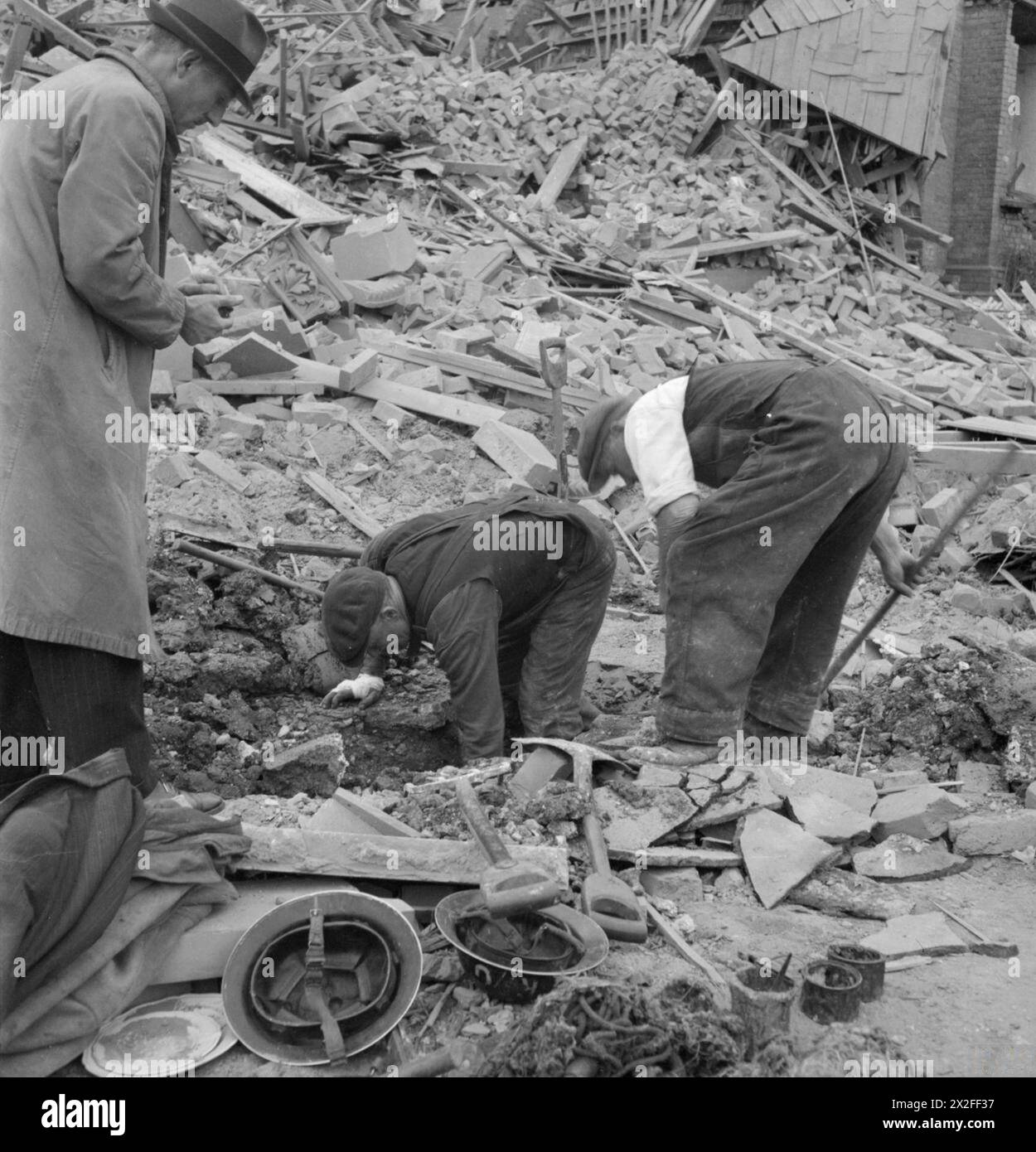 Rescue workers clear rubble hi-res stock photography and images - Alamy