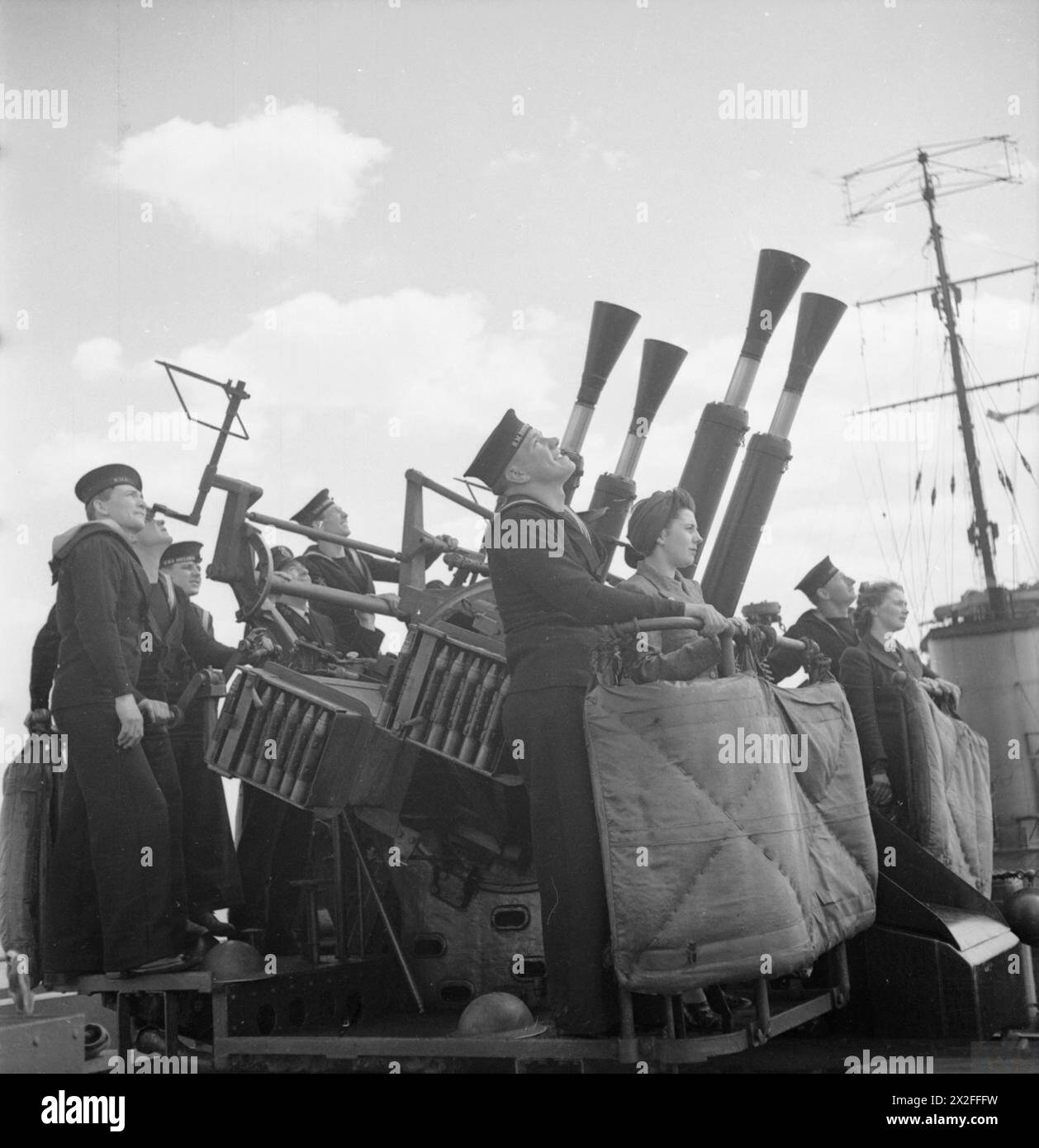 Royal navy gun crew hi-res stock photography and images - Alamy