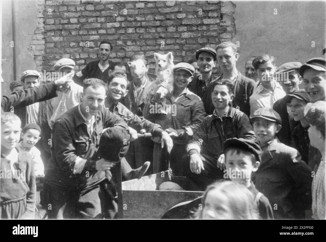 Jewish children in the ghetto 1940 hi-res stock photography and images ...