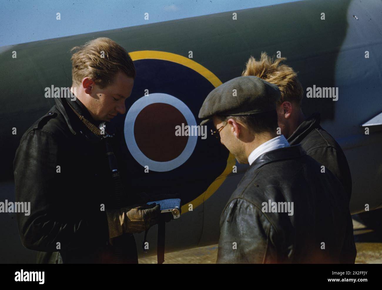 BUILDING MOSQUITO AIRCRAFT AT THE DE HAVILLAND FACTORY IN HATFIELD ...