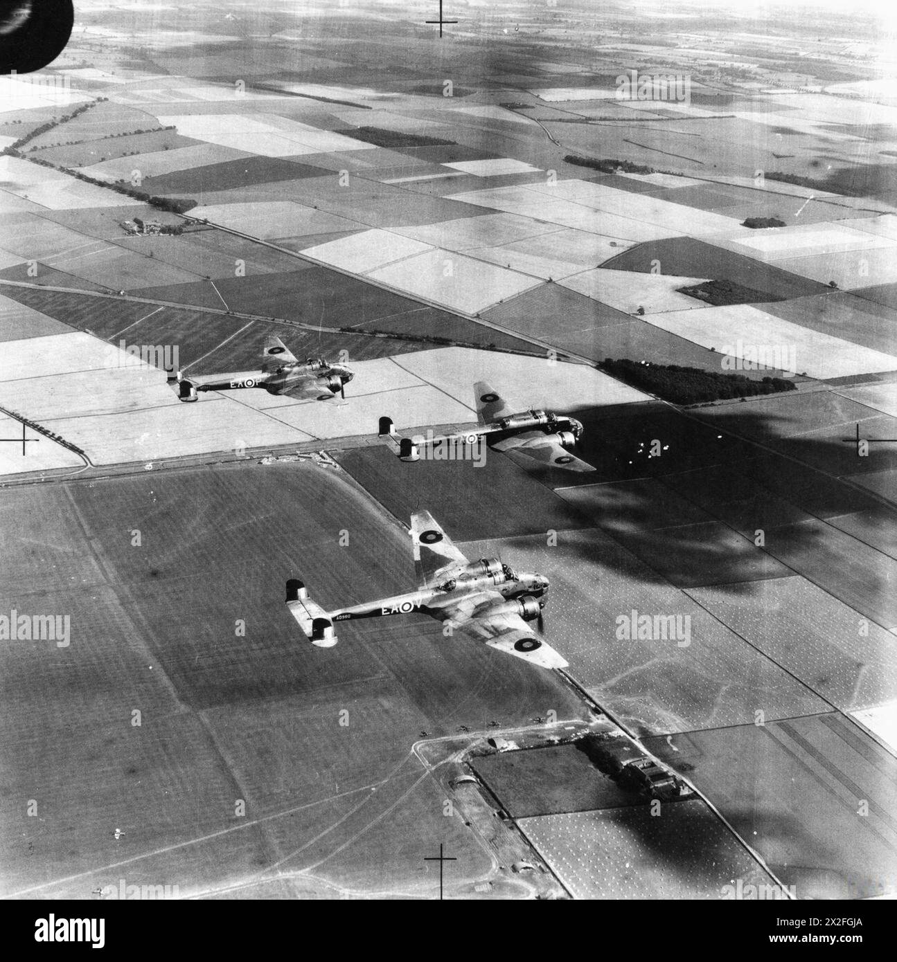 Aircraft flying v formation hi-res stock photography and images - Alamy