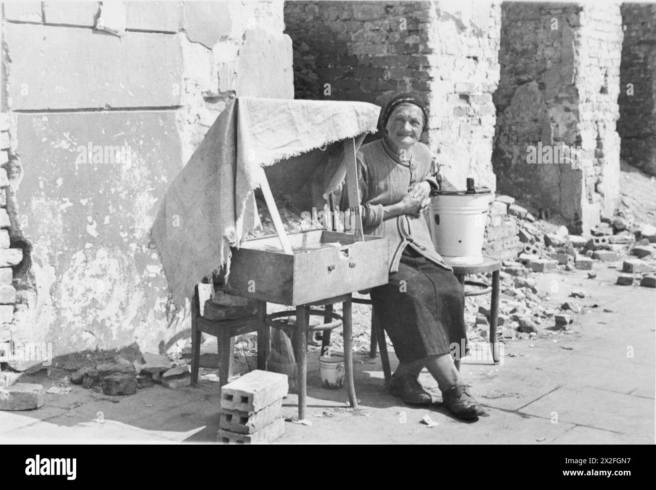 Warsaw ghetto street scene 1940 hi-res stock photography and images - Alamy