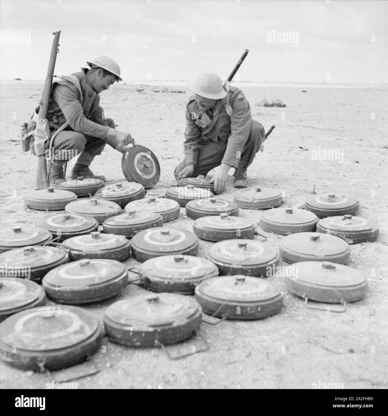 COMMONWEALTH FORCES IN NORTH AFRICA 1941 - South African sappers making ...