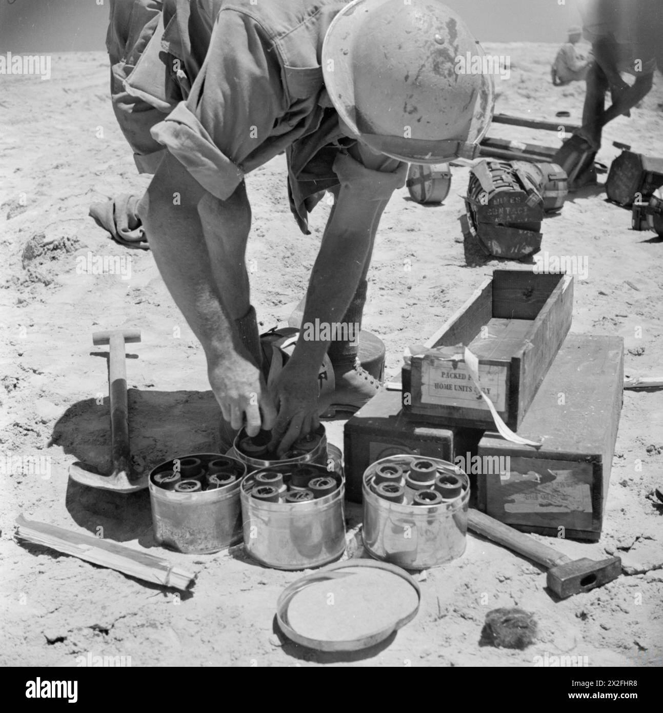 COMMONWEALTH FORCES IN NORTH AFRICA 1940-43 - A South African sapper ...