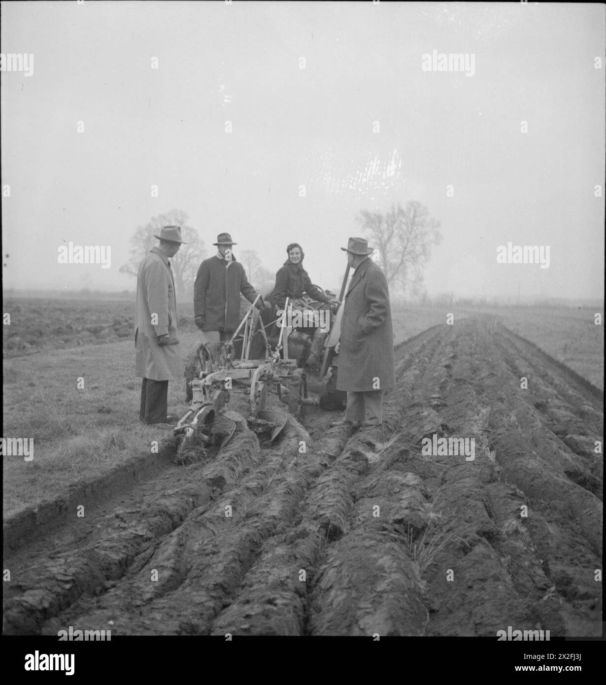 AMERICAN FARMERS VISIT BRITAIN: LEND-LEASE EQUIPMENT IN ACTION, UK ...