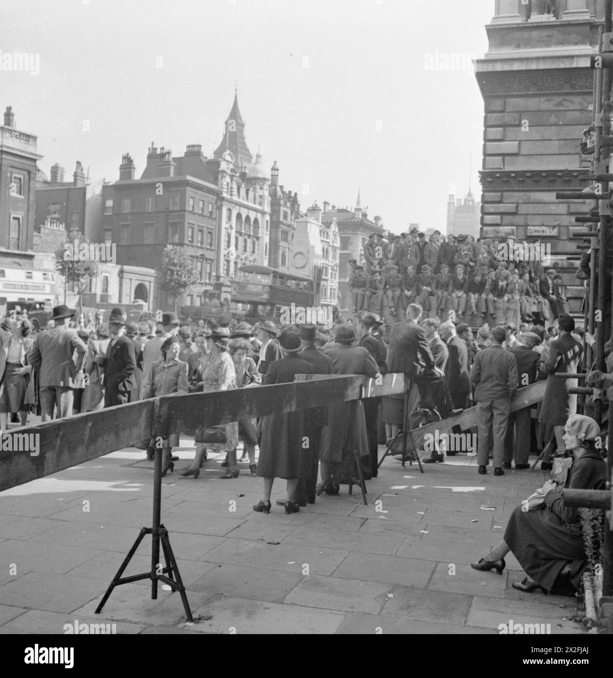 Vj day celebrations london 1945 hi-res stock photography and images - Alamy