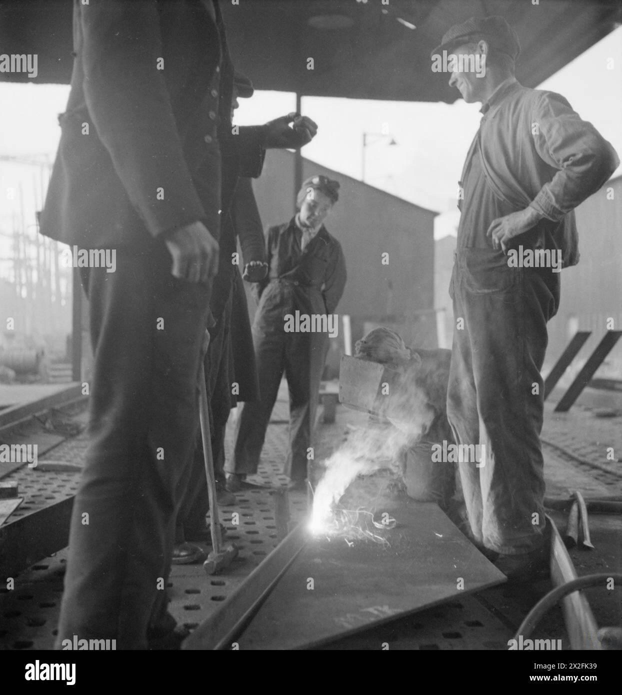Female welders 1943 hi-res stock photography and images - Alamy