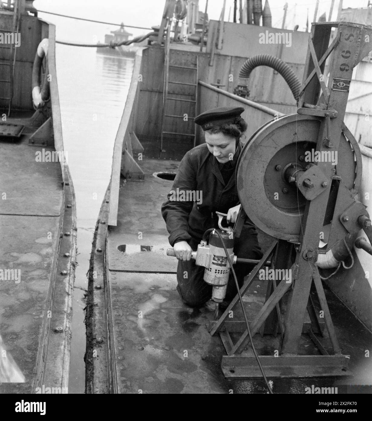 WOMEN'S ROYAL NAVAL SERVICE: WRENS WORK ON ASSAULT LANDING CRAFT, UK ...