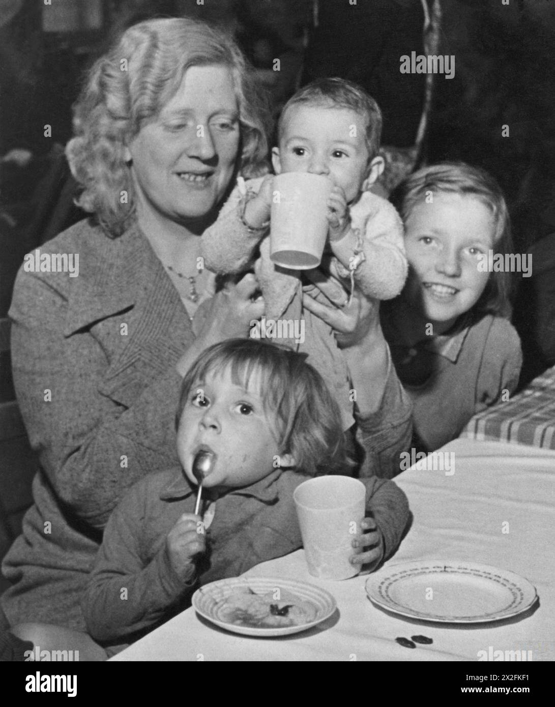 London blitz 1940 hi-res stock photography and images - Alamy