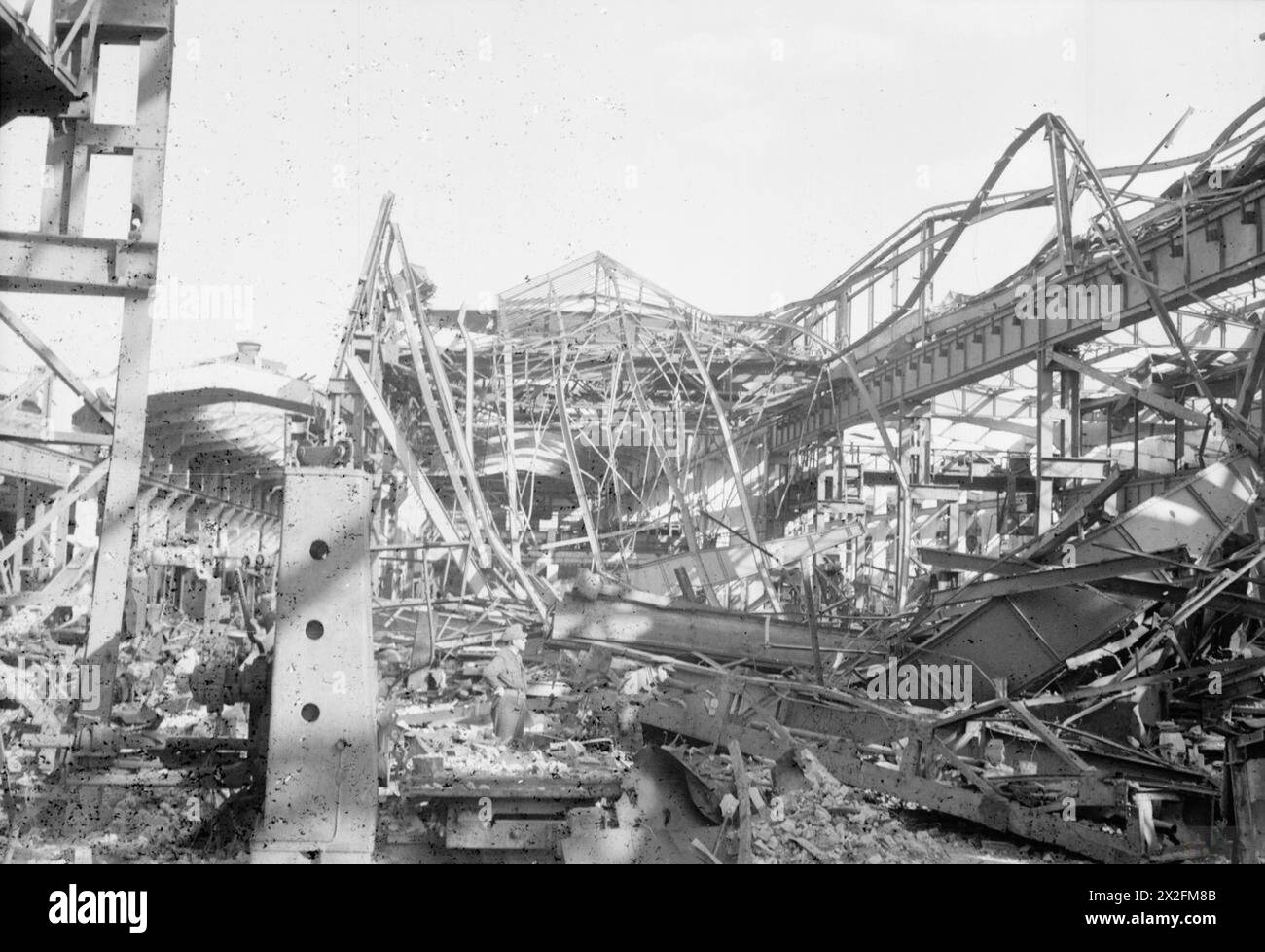 DAMAGE IN DUSSELDORF 1945 - Twisted steel girders Stock Photo - Alamy