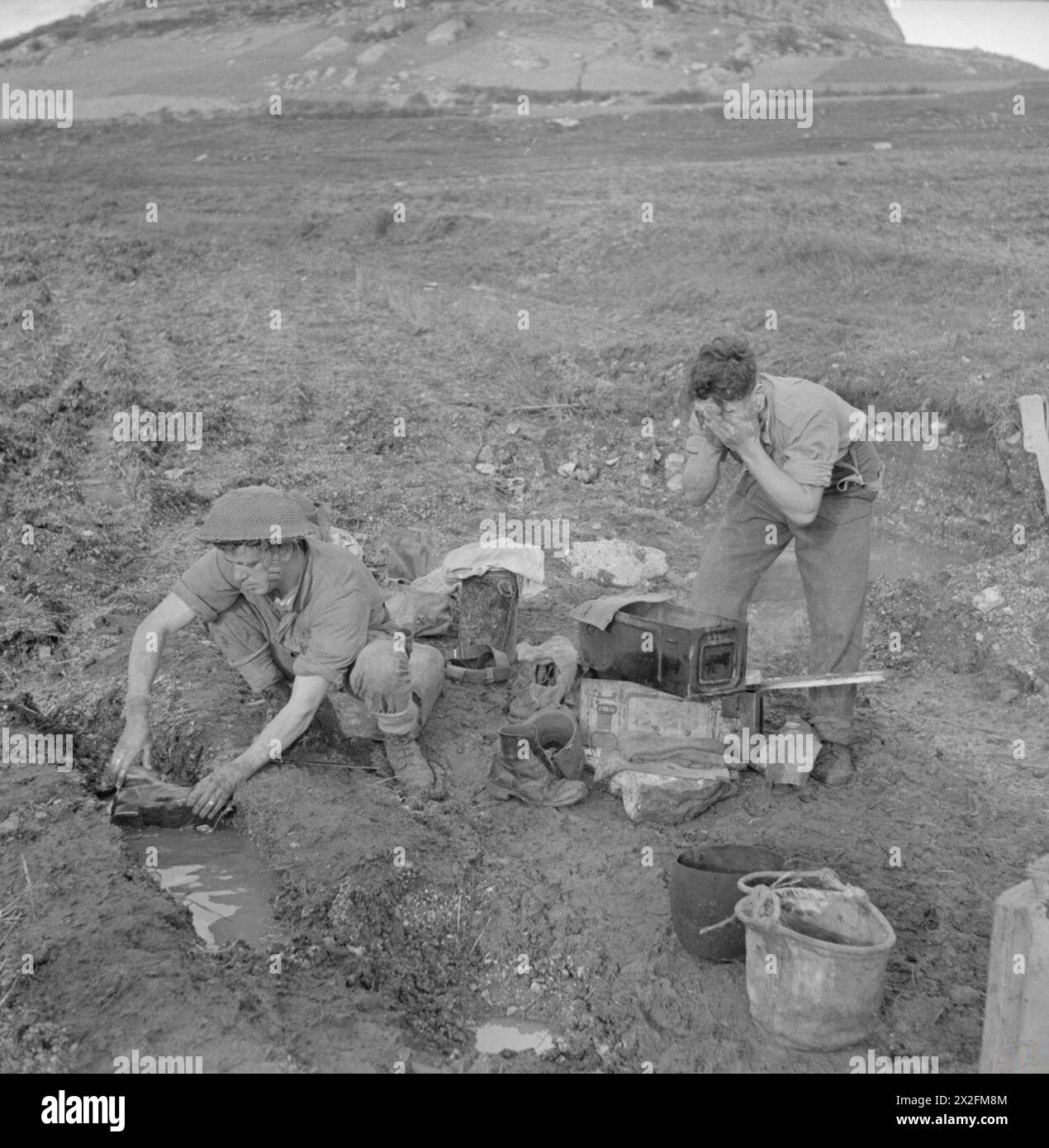 THE BRITISH ARMY IN ITALY 1943 - A gunner from a field artillery ...