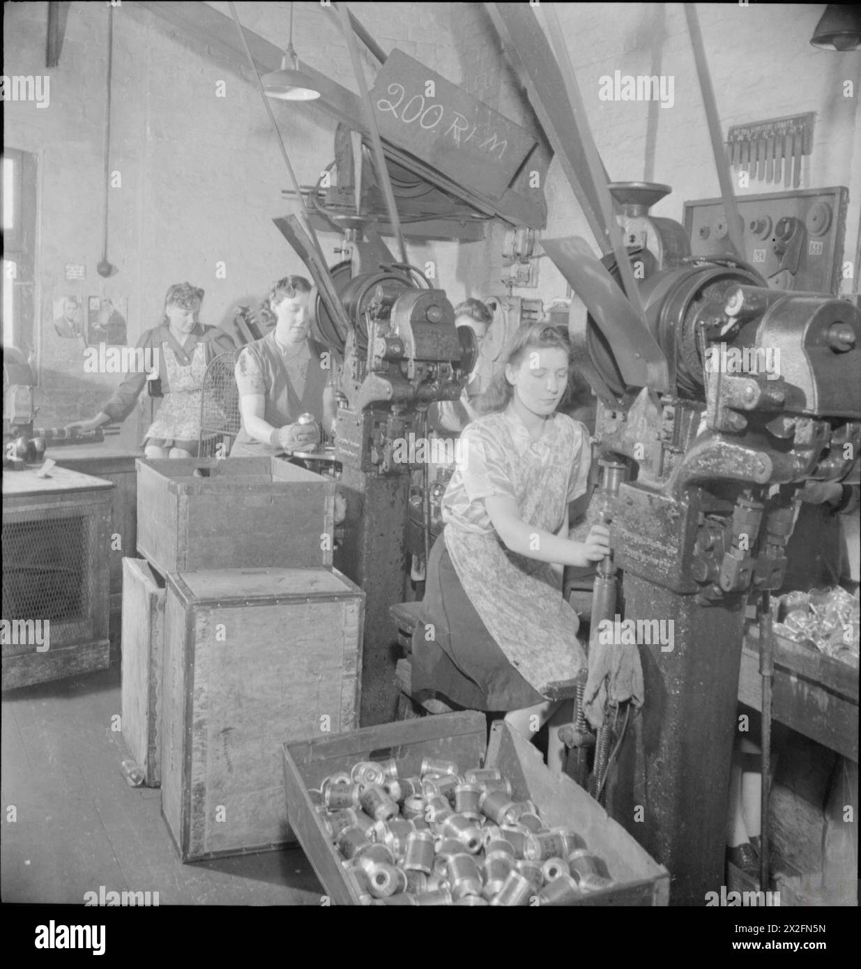 Women workers britain 1944 hi-res stock photography and images - Alamy
