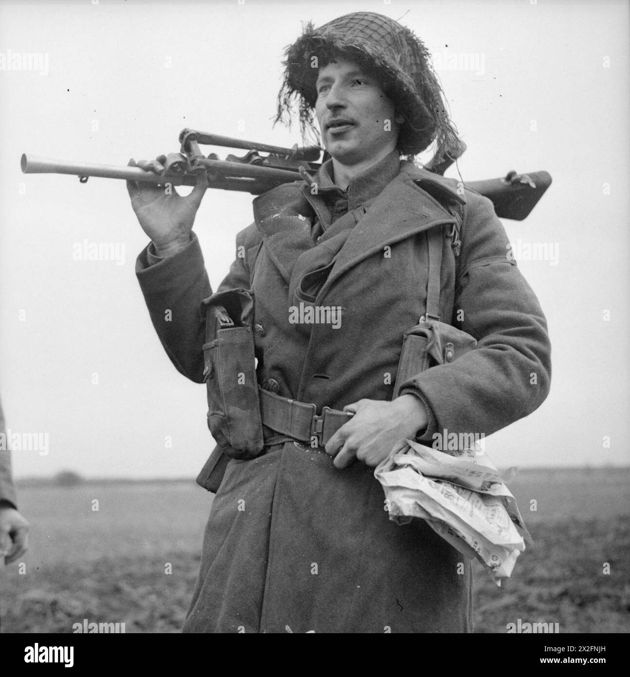 Private Edgar Westgate of the 1st Suffolk Regiment holding a Bren gun ...