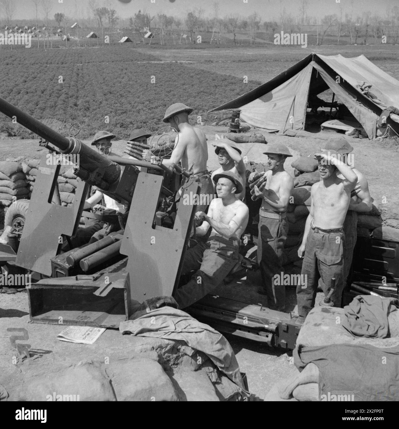 Bofors anti aircraft gun crew hi-res stock photography and images - Alamy