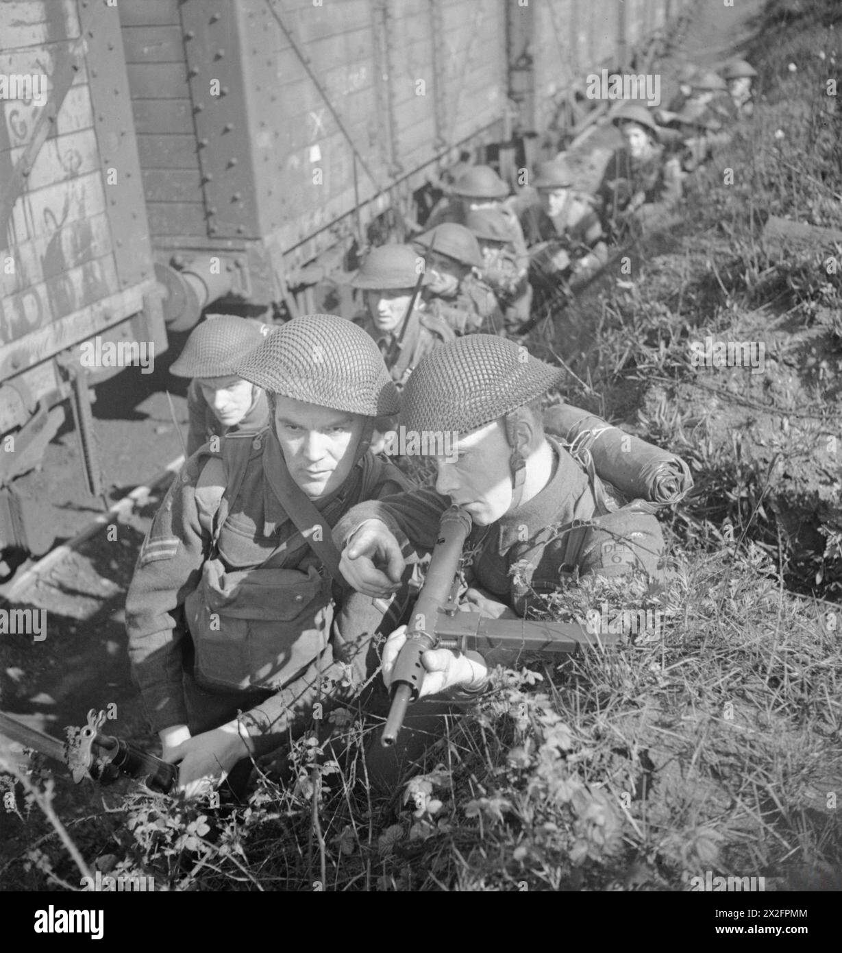 THE HOME GUARD 1939-45 - Sergeant Bill Davies (right, with Sten gun ...