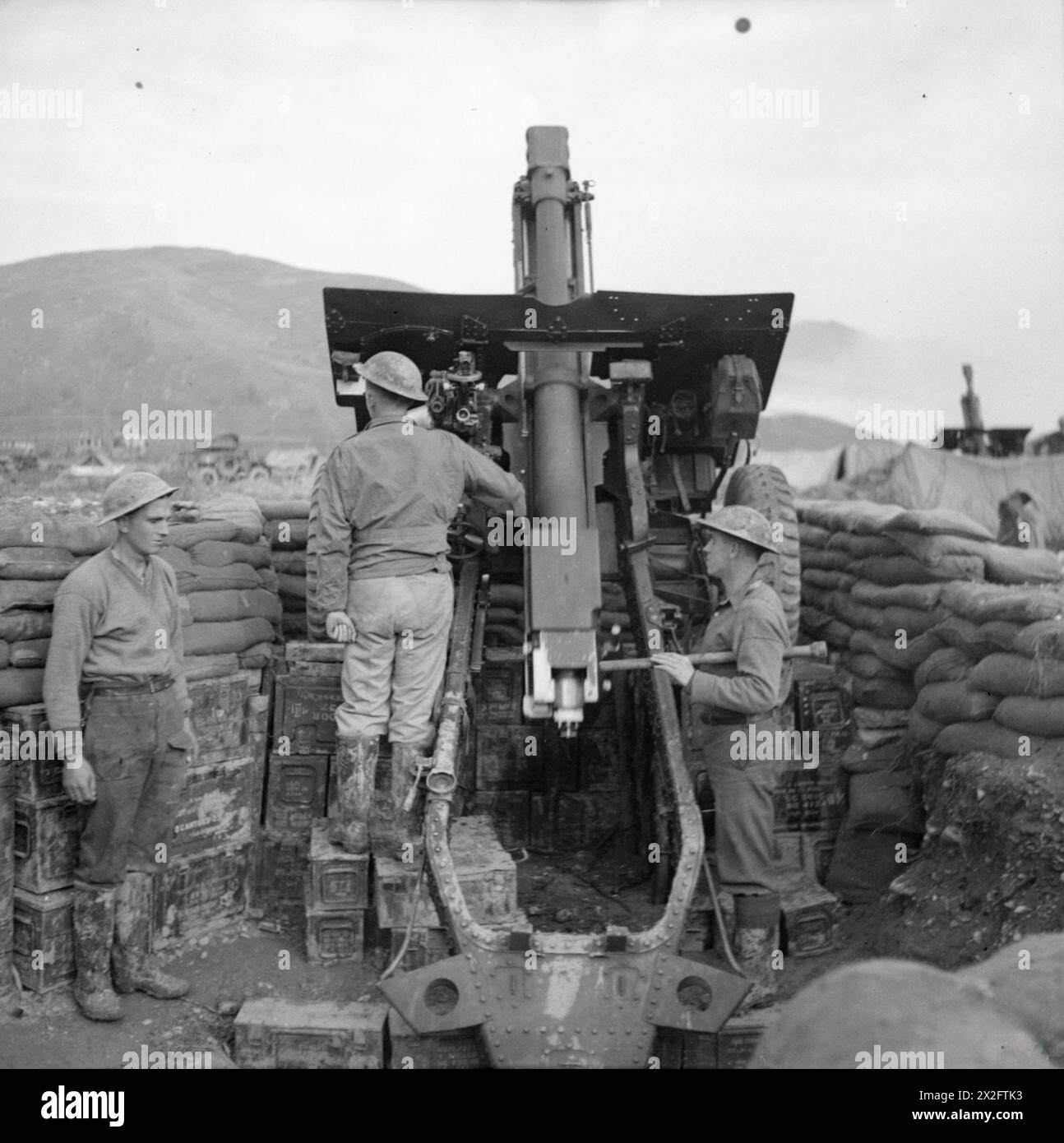 THE BRITISH ARMY IN ITALY 1944 - A 25pdr of 266 Battery, 67th Field ...